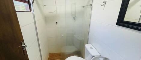 Cabana básico | Banheiro | Chuveiro, toalhas de banho, papel higiênico