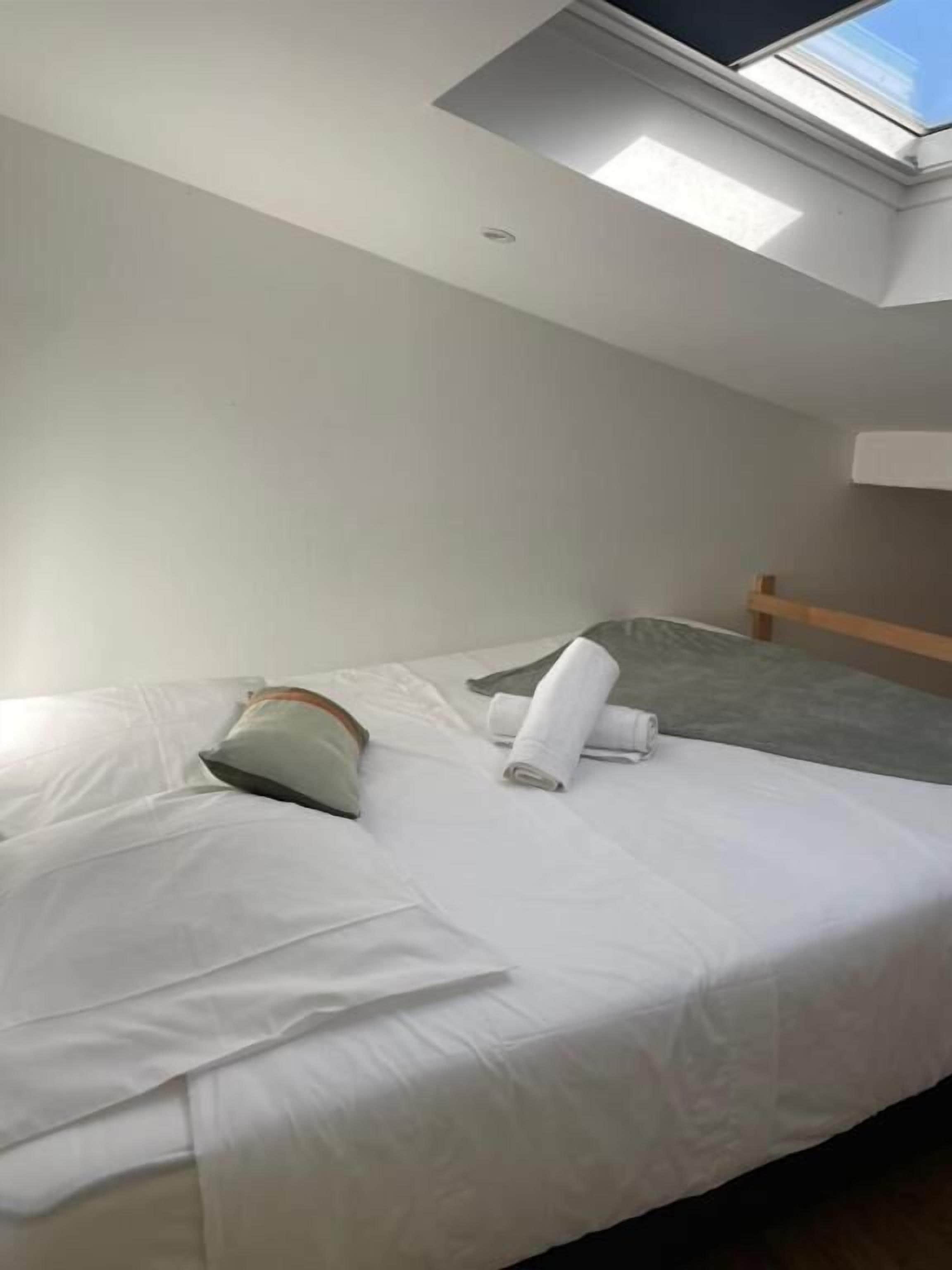 Estúdio, varanda | Quartos à prova de som, Wi-Fi de cortesia, roupa de cama