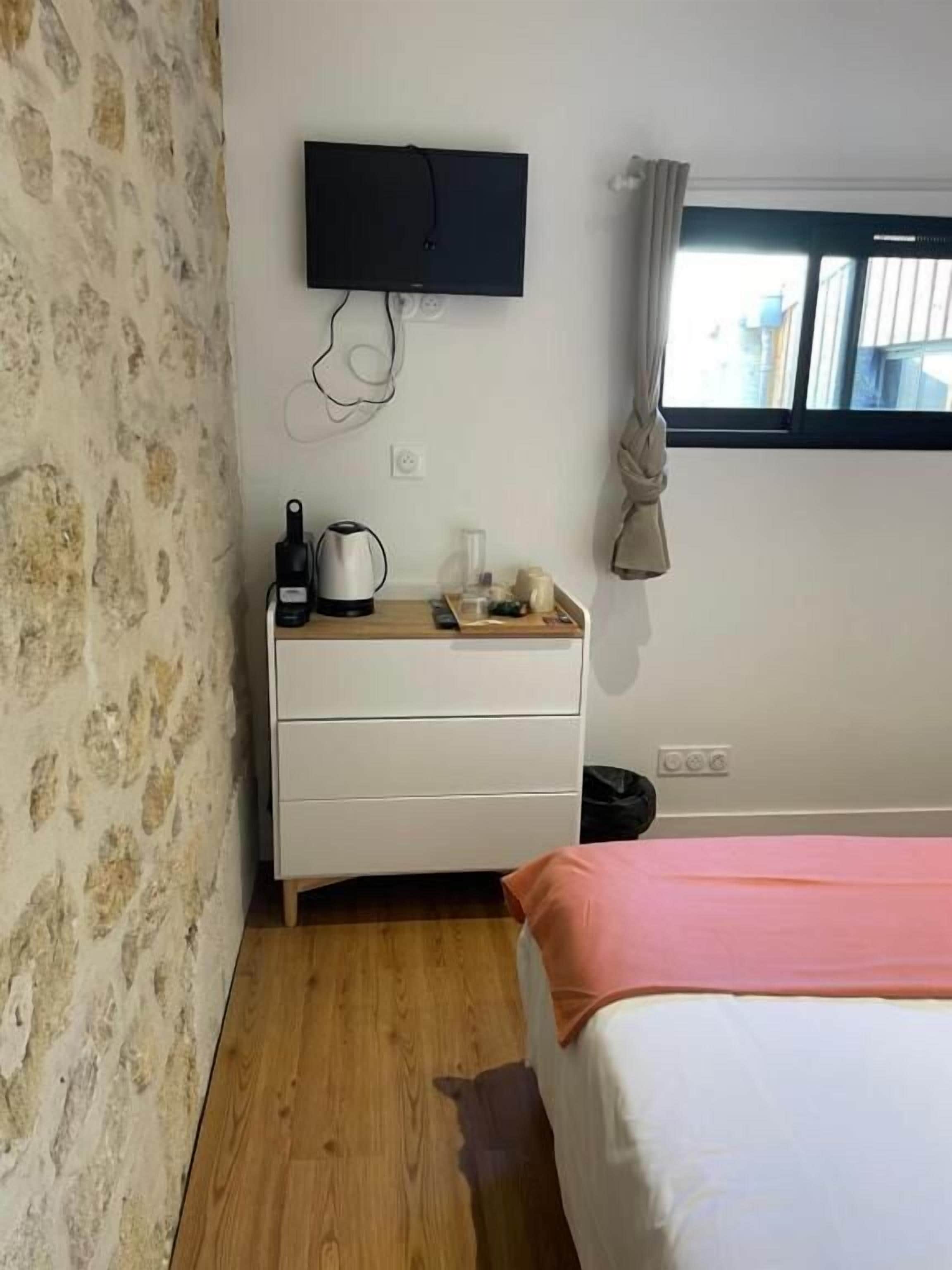 Quarto casal, varanda | Quartos à prova de som, Wi-Fi de cortesia, roupa de cama