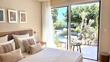 Quarto Duplo, 1 cama king-size, casa de banho privativa, vista para a piscina | Camas de colchão viscoelástico, cofre com capacidade para portátil