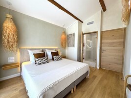 Quarto Duplo Signature, casa de banho anexa, vista para o jardim | Camas de colchão viscoelástico, cofre com capacidade para portátil 