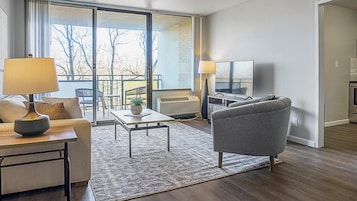 Apartamento (1 Bedroom) | Sala de estar | Televisor de 50 polegadas com canais digitais