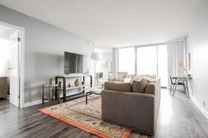 Apartamento (2 Bedrooms) | Sala de estar | Televisor de 50 polegadas com canais digitais