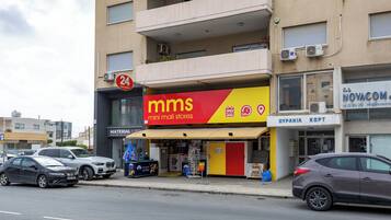 Apartamento, 2 quartos, sacada, vista para a cidade | Fachada