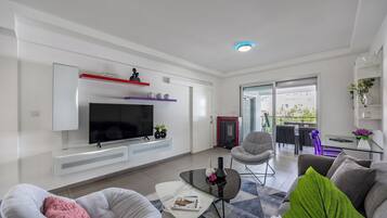 Apartamento, 2 quartos, sacada, vista para a cidade | Sala de estar