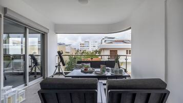 Apartamento, 2 quartos, sacada, vista para a cidade | Sacada