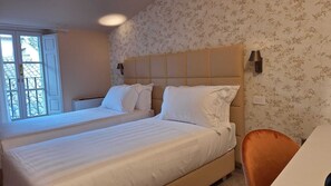Quarto Duplo ou Twin Clássico | Cofre no quarto, secretária, Wi-fi grátis, roupa de cama fornecida 