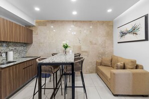 Apartamento luxo, 1 cama de casal e sofá-cama, para não fumantes, vista para a cidade | Parte interna