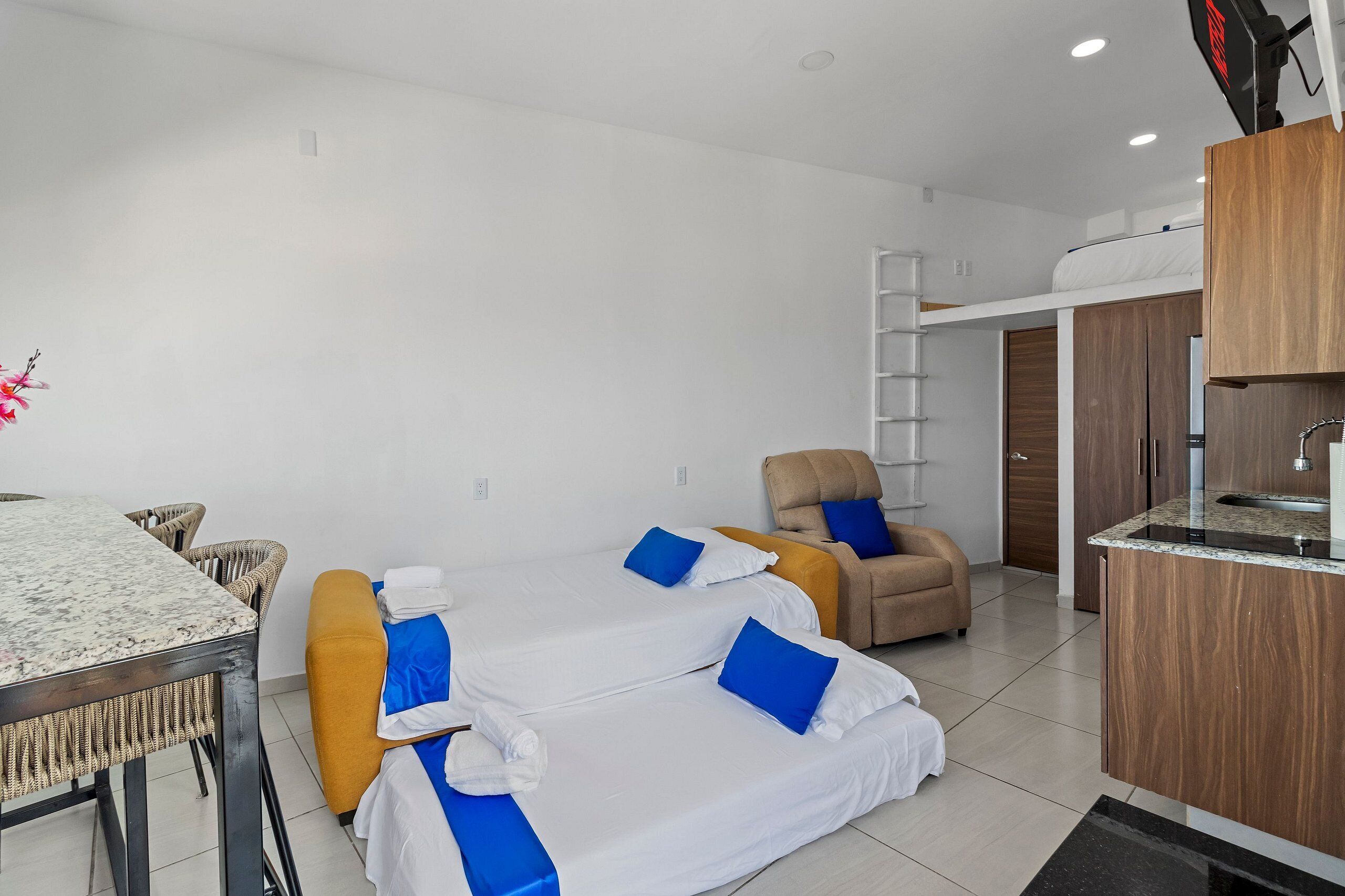 Apartamento Deluxe, 1 cama de casal e sofá-cama, não fumadores, Vista para a cidade | Sala de estar | Televisor LED de 50 polegadas com canais digitais 