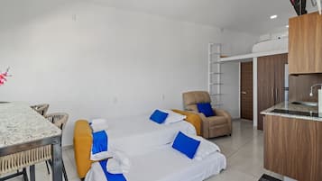 Apartamento Deluxe, 1 cama de casal e sofá-cama, não fumadores, Vista para a cidade | Sala de estar | Televisor LED de 50 polegadas com canais digitais