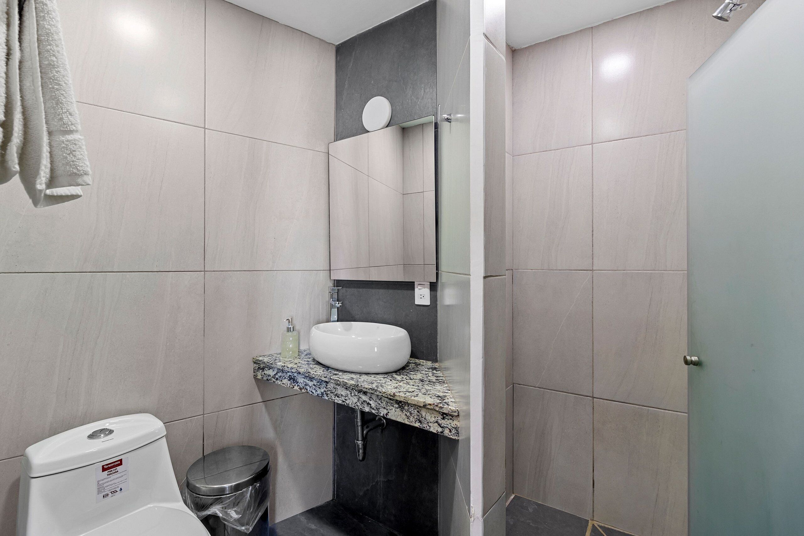 Um polibã, um secador de cabelo, toalhas fornecidas 