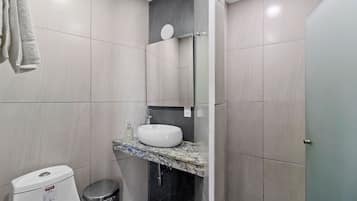 Um polibã, um secador de cabelo, toalhas fornecidas