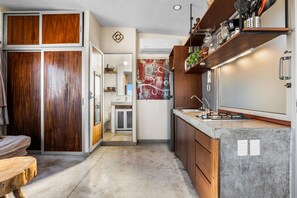 Apartamento Premium, não fumadores, Vista para a cidade | Cozinha privada | Uma placa de cozinha, liquidificador, utensílios de cozinha 