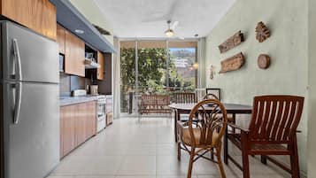 Apartamento Deluxe | Cozinha privada | Um frigorífico, um micro-ondas, uma placa de cozinha, liquidificador