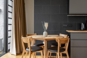Apartamento Deluxe, cozinha | Restaurantes