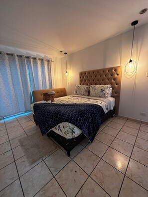 Quarto Deluxe, pátio | Secretária, secretária adequada para computadores portáteis 