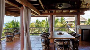 Apartamento luxo, 2 quartos, vista para a praia, de frente para o mar | Sala de jantar