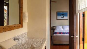 Roupa de alta qualidade, com decoração personalizada