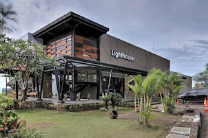 Um edifício moderno com uma placa que diz "Lighthouse".