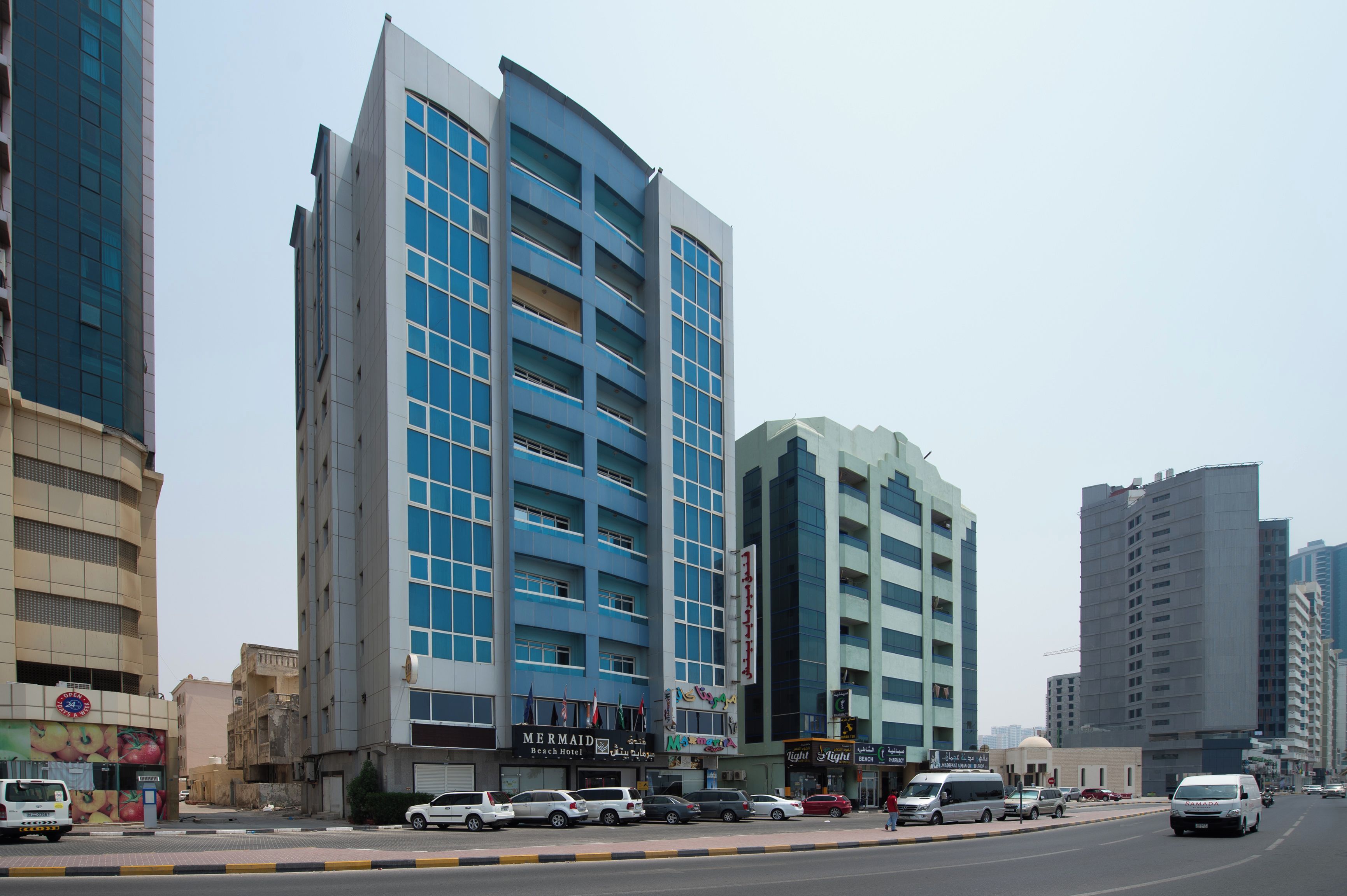 Um hotel de vários andares com design moderno, com varandas e janelas amplas.