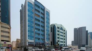 Um hotel de vários andares com design moderno, com varandas e janelas amplas.