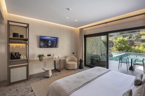 Quarto de hotel moderno com uma cama grande, uma mesa de trabalho, uma televisão e vista para uma piscina.