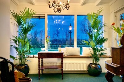 De Dames Van De Jonge Hotel