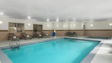 Piscina com espreguiçadeiras e um vestiário.