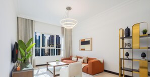 Apartamento, sacada, vista para a cidade | Área de estar