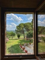 Quarto quádruplo, vista para a colina | Parte interna