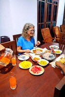Cofres nos quartos, escrivaninha, Wi-Fi de cortesia, roupa de cama