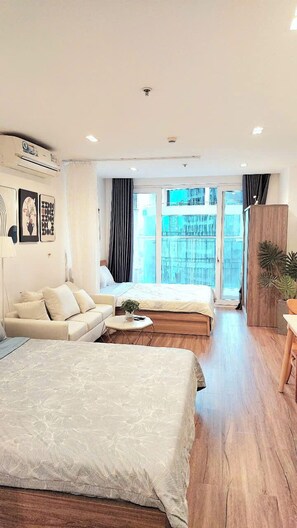 Apartamento Executivo, várias camas, varanda, vista para a piscina | Minibar grátis, secretária 