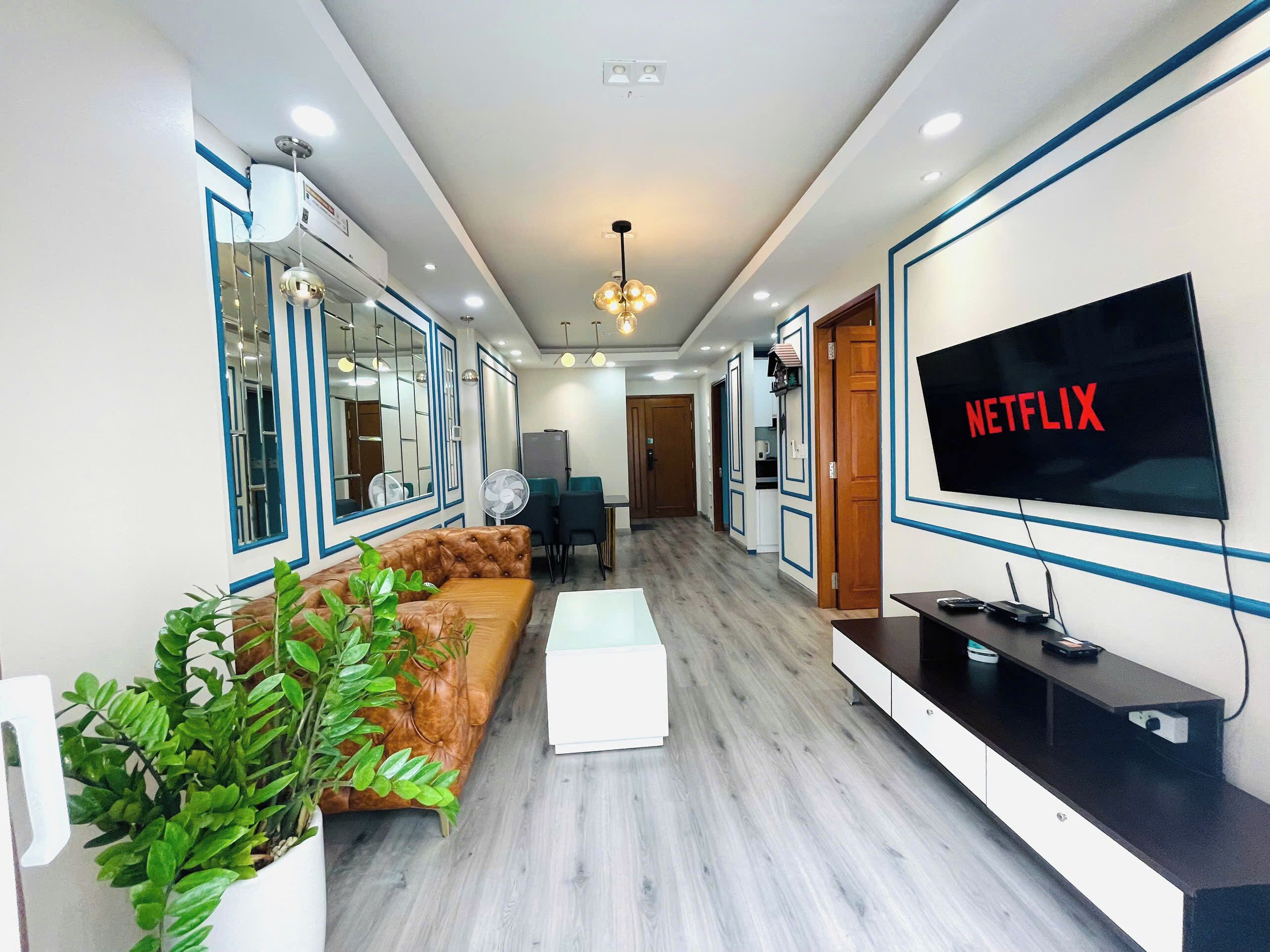 Apartamento Familiar, varanda, vista para a piscina | Sala de estar | Smart TV de 55 polegadas com canais digitais 