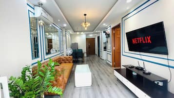 Apartamento Familiar, varanda, vista para a piscina | Sala de estar | Smart TV de 55 polegadas com canais digitais