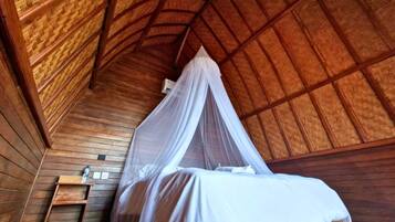 Quarto Duplo Deluxe, vista para o oceano | Secretária, camas desdobráveis, Wi-fi grátis, roupa de cama fornecida