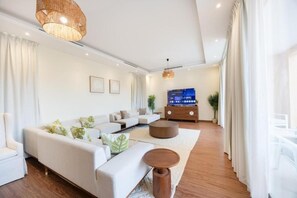 Villa, varanda, vista para a piscina | Sala de estar | TV de ecrã plano 