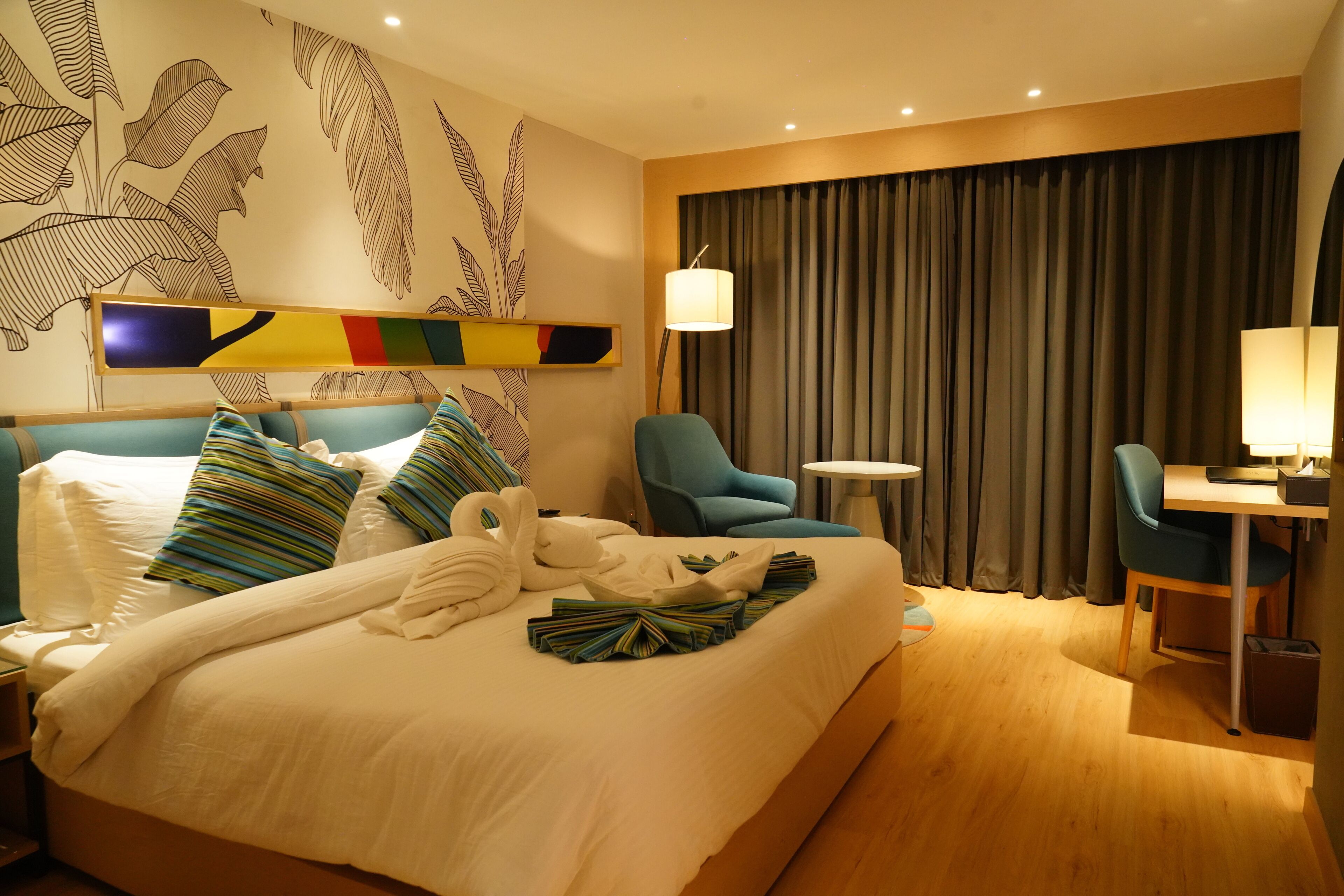 Quarto casal premium, 1 cama King, sacada, vista para a cidade | Cofres nos quartos, escrivaninha, ferros/tábuas de passar roupa