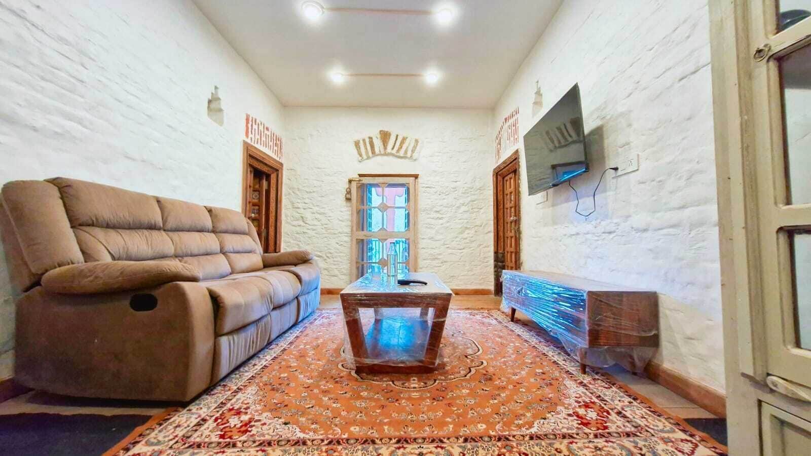 Quarto Básico | Secretária adequada para computadores portáteis, Wi-fi grátis 