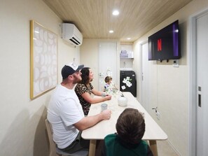 Apartamento Deluxe, varanda, Vista para a cidade | Restaurantes