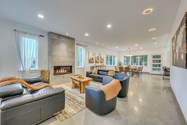 Waterfront Patio! Stylish Family Home In Everett - Whidbey Island, WA