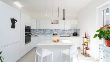 Villa, vista para o mar | Cozinha privada | Um frigorífico/congelador grande, um micro-ondas, um forno