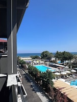 Apartamento família, vista parcial para o mar | Terraço/pátio