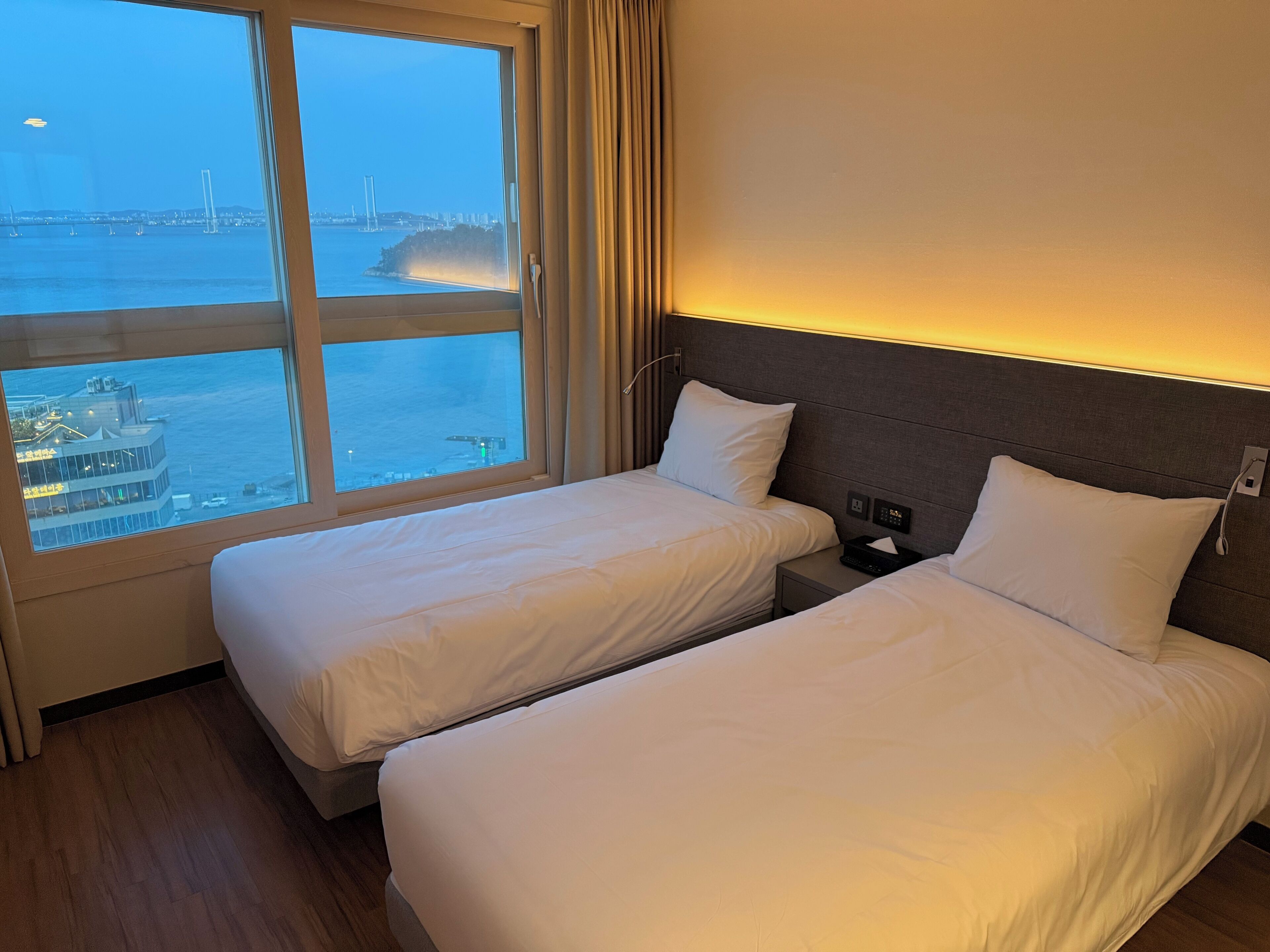 Ocean View Twin Room | Secretária, secretária adequada para computadores portáteis 