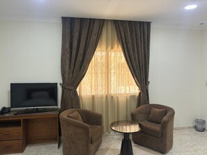 Quarto Triplo Executivo, varanda | Sala de estar | Televisor LCD de 32 polegadas com canais digitais 