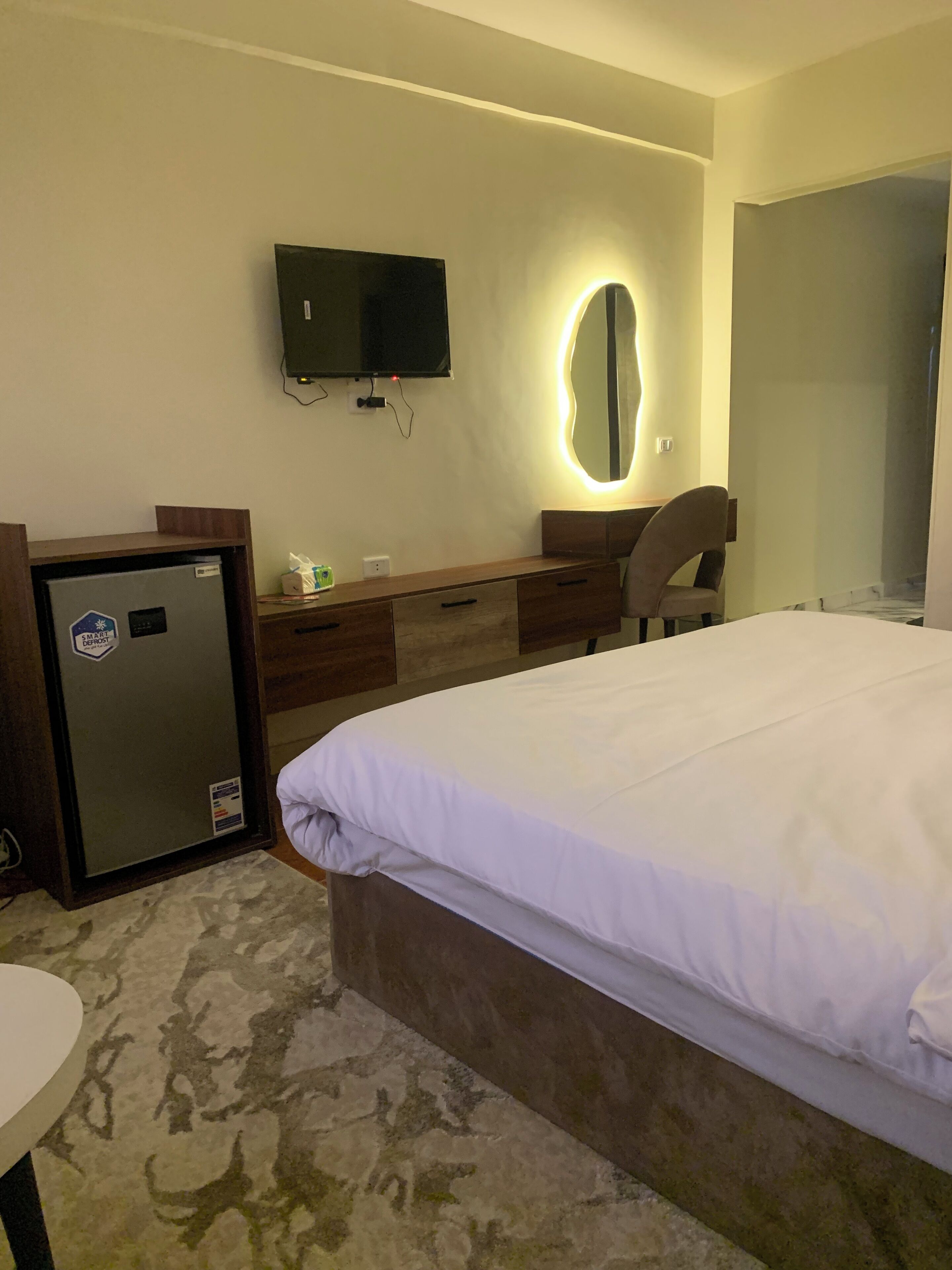 Minibar, secretária, secretária adequada para computadores portáteis 