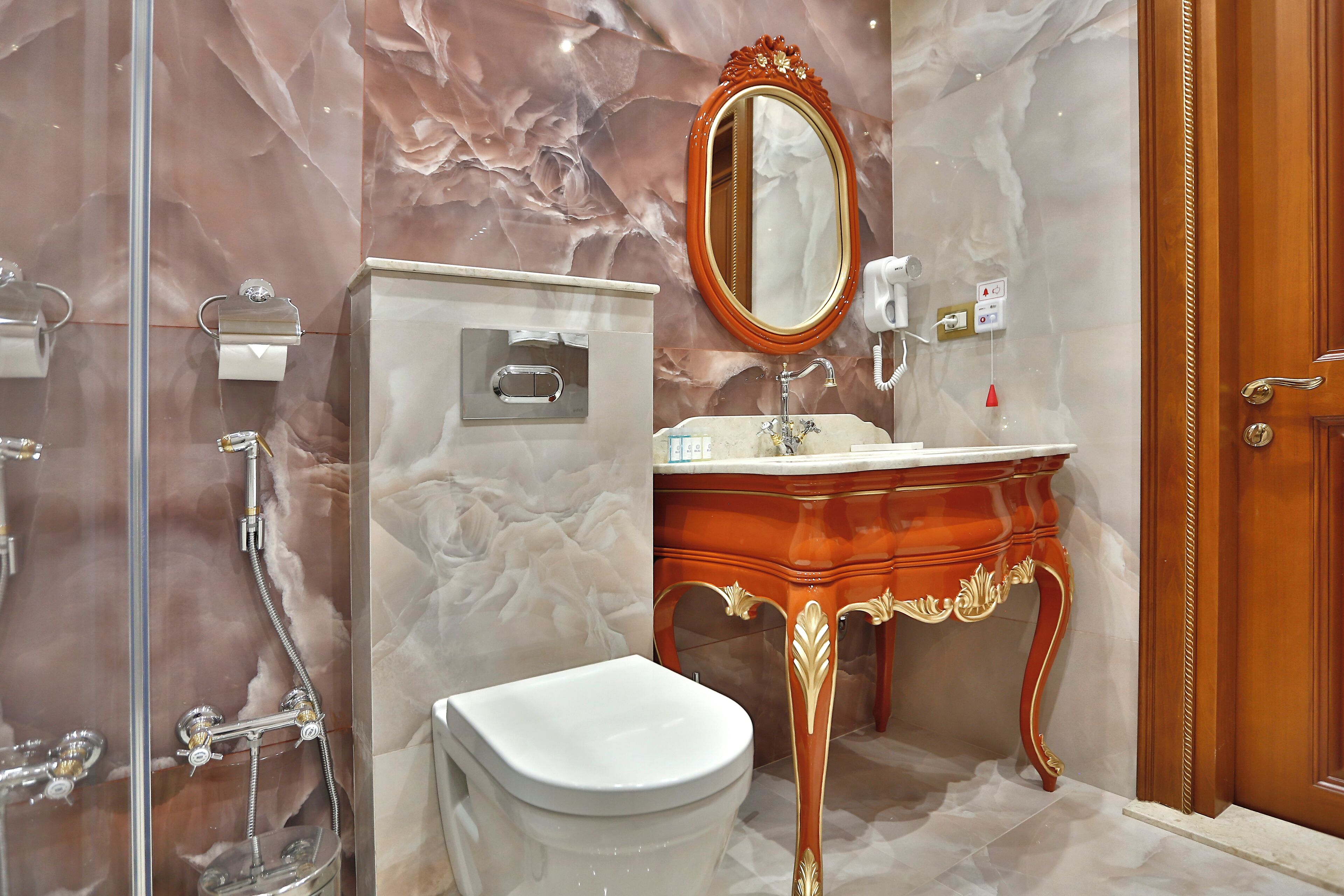 Quarto solteiro standard | Banheiro | Chuveiro, produtos de toalete grátis, secador de cabelo 