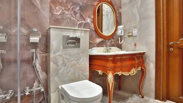 Quarto solteiro standard | Banheiro | Chuveiro, produtos de toalete grátis, secador de cabelo