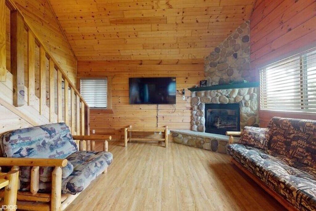 Cozy Family Friendly Green Cabin Unit A - Whitetail Ridge Ski Area, WI