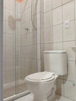 Quarto Triplo Clássico | Casa de banho | Um polibã e uma banheira separados, papel higiénico