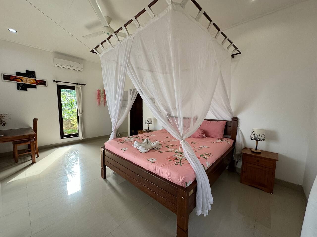 Quarto casal standard, vista para a montanha | Cofres nos quartos, escrivaninha, espaço de trabalho para notebook